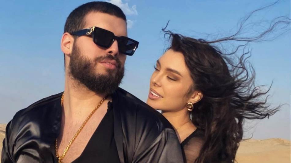 Estetske operacije obitelji Adaktar | Scena