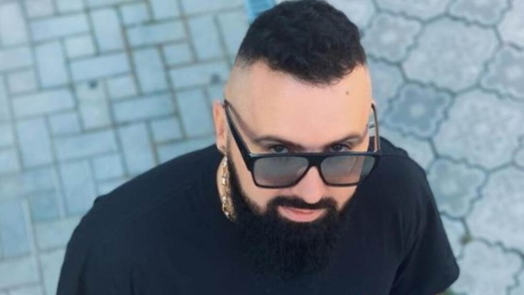 Jala Brat propao kroz pozornicu | Scena